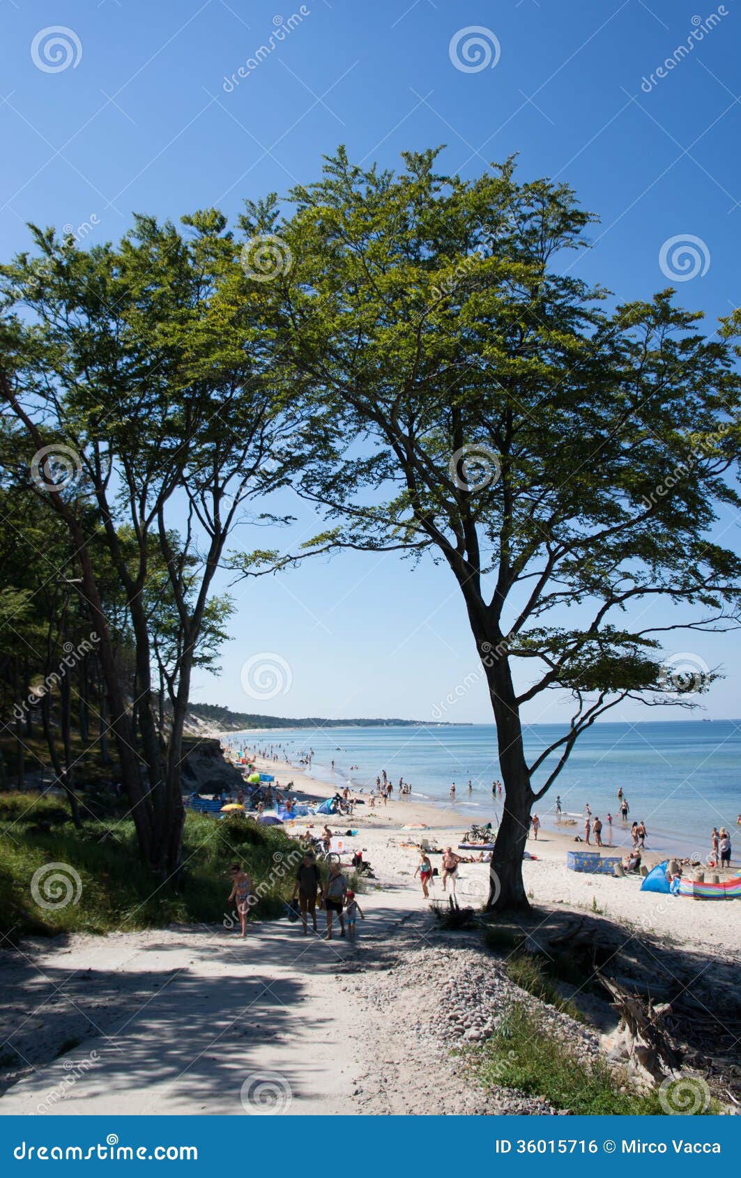 Overvol strand redactionele foto. Image of hemel, strand - 36015716