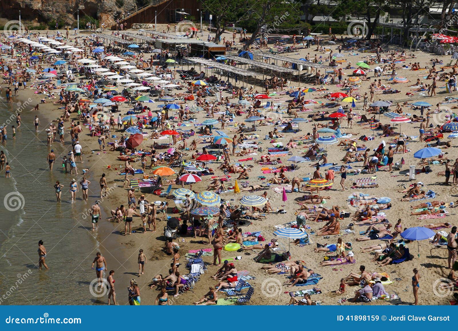 Overvol strand redactionele stock afbeelding. Image of menigte - 41898159