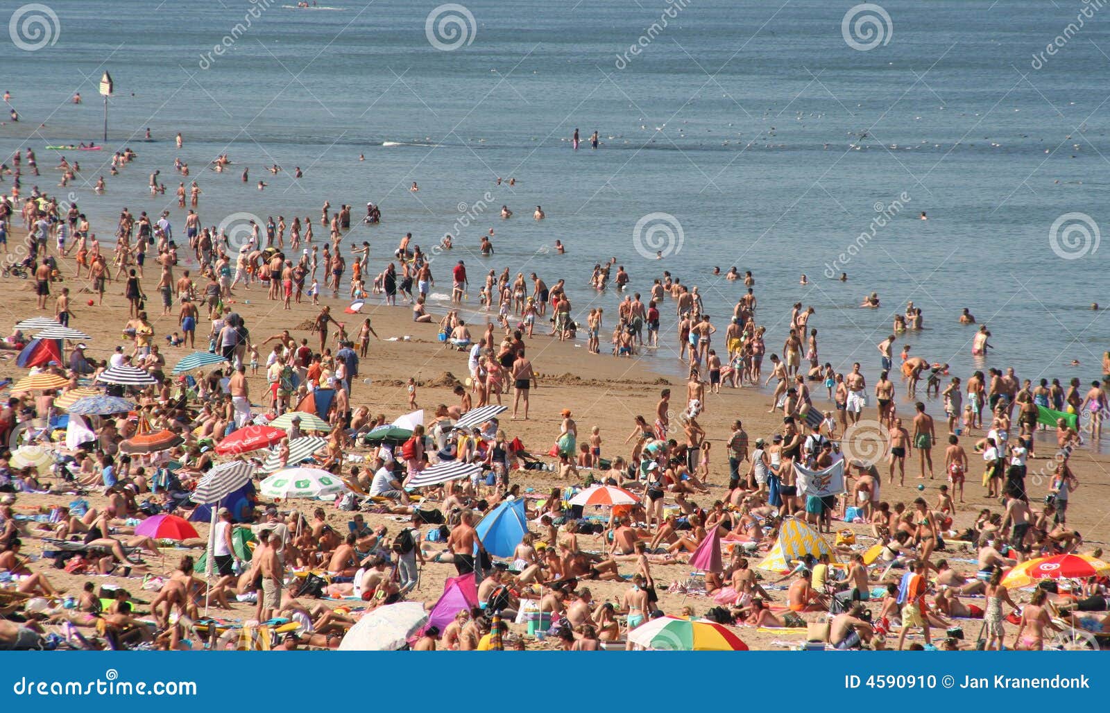 Overvol Strand redactionele afbeelding. Image of reis - 4590910