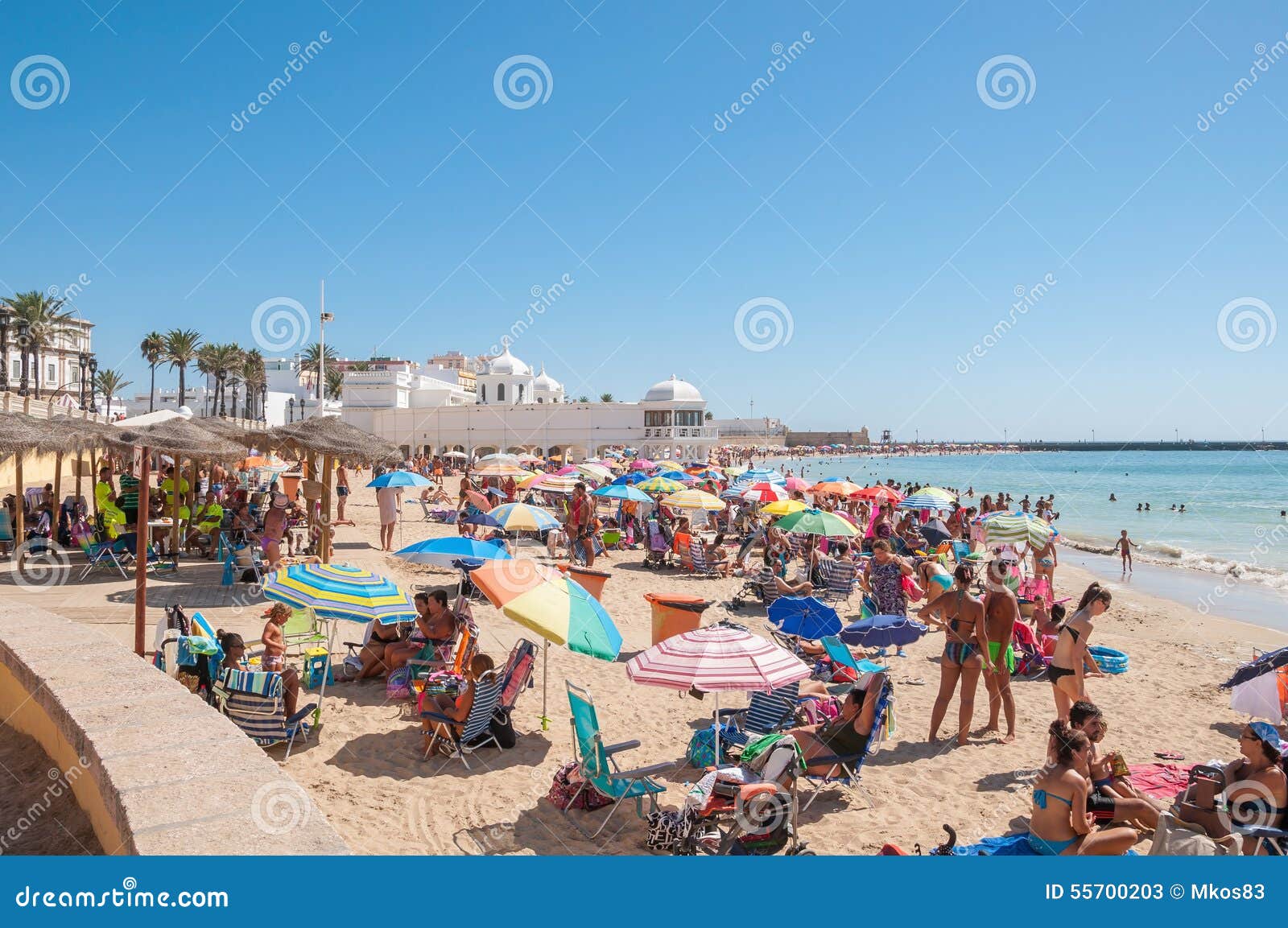 Overvol strand in Cadiz redactionele stock foto. Image of kust - 55700203