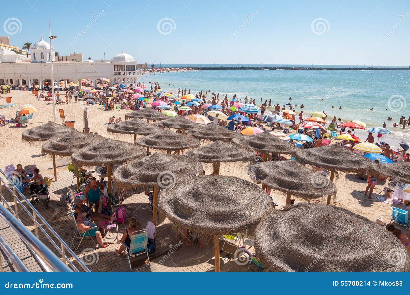 Overvol strand in Cadiz redactionele stock afbeelding. Image of hemel ...