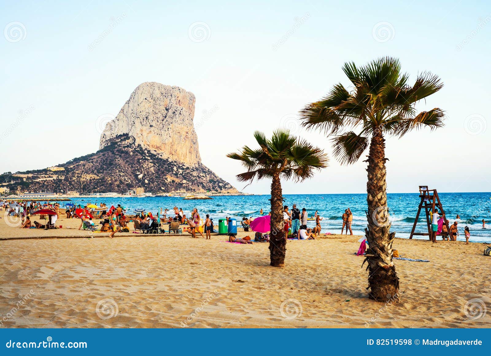 Overvol Strand in Calpe, Spanje Redactionele Stock Foto - Image of ...