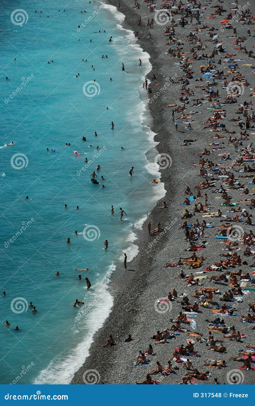 Overvol strand in de zomer stock foto. Image of dames, zonnig - 317548