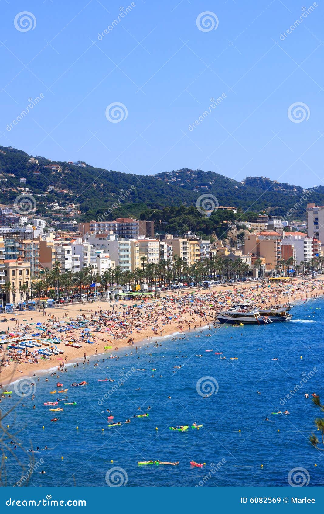Overvol Strand (Lloret DE Mar, Costa Brava, Spanje) Stock Afbeelding ...