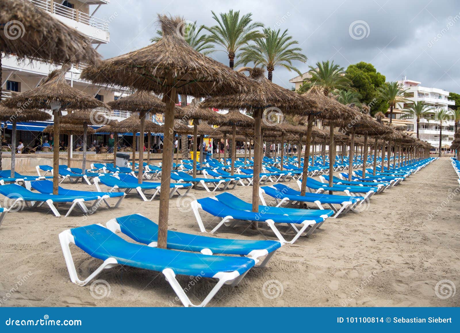 Overvol Strand in Mallorca redactionele stock afbeelding. Image of zeer ...