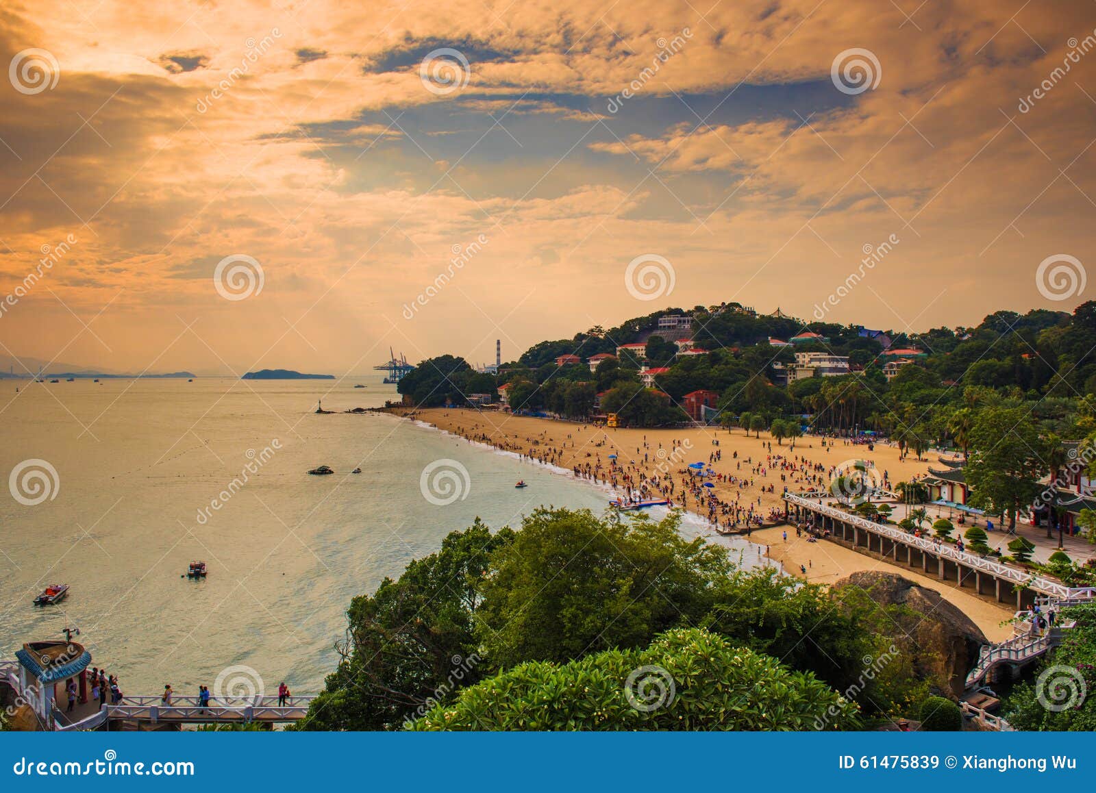 Overvol Strand Onder Gouden Wolken Stock Afbeelding - Image of lagune ...