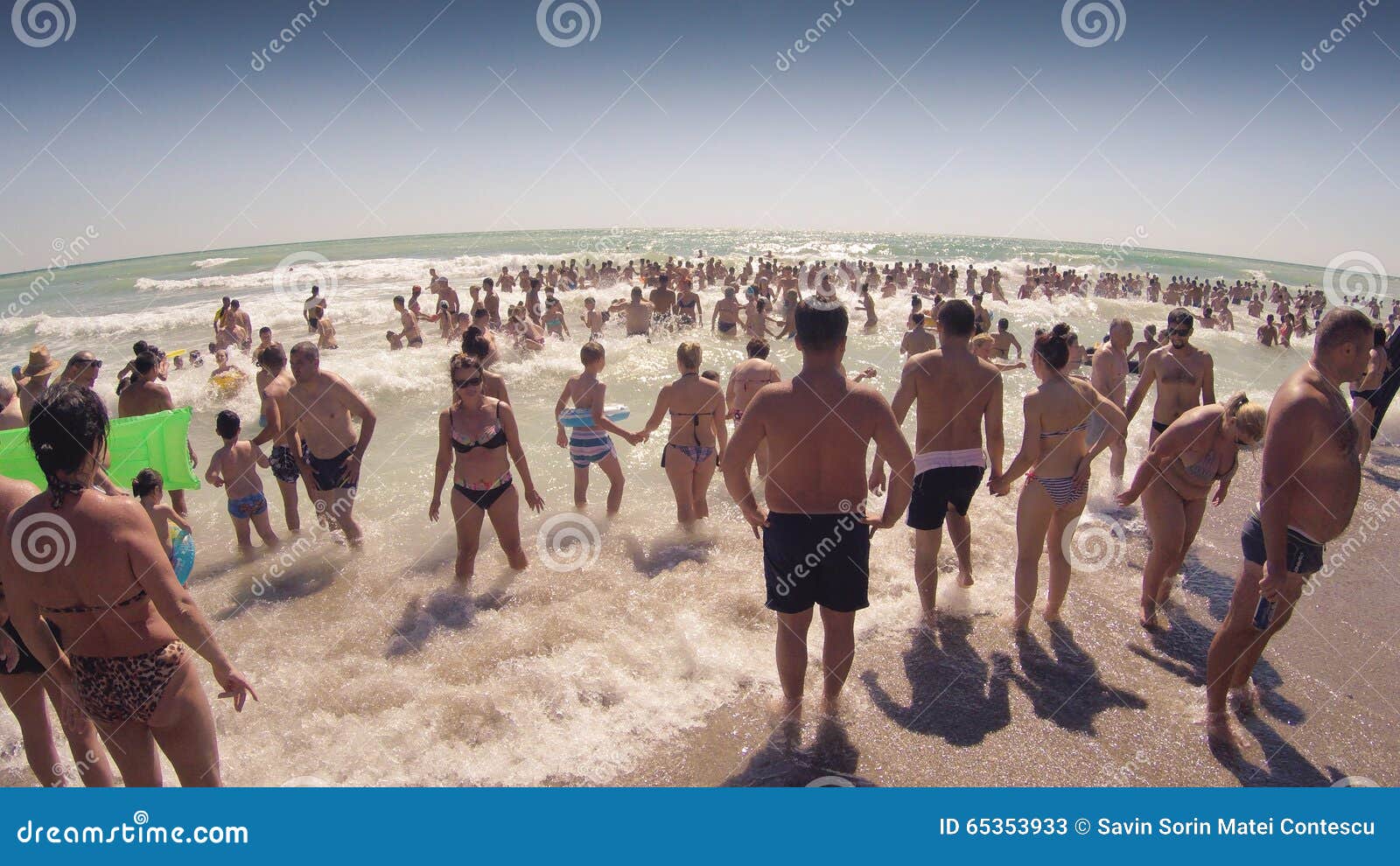 Overvol Strand Op Costinesti-strand Redactionele Stock Foto - Image of ...