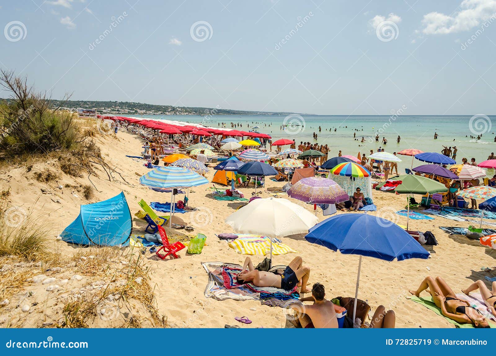 Overvol Strand in Salento, Italië Redactionele Stock Afbeelding - Image ...