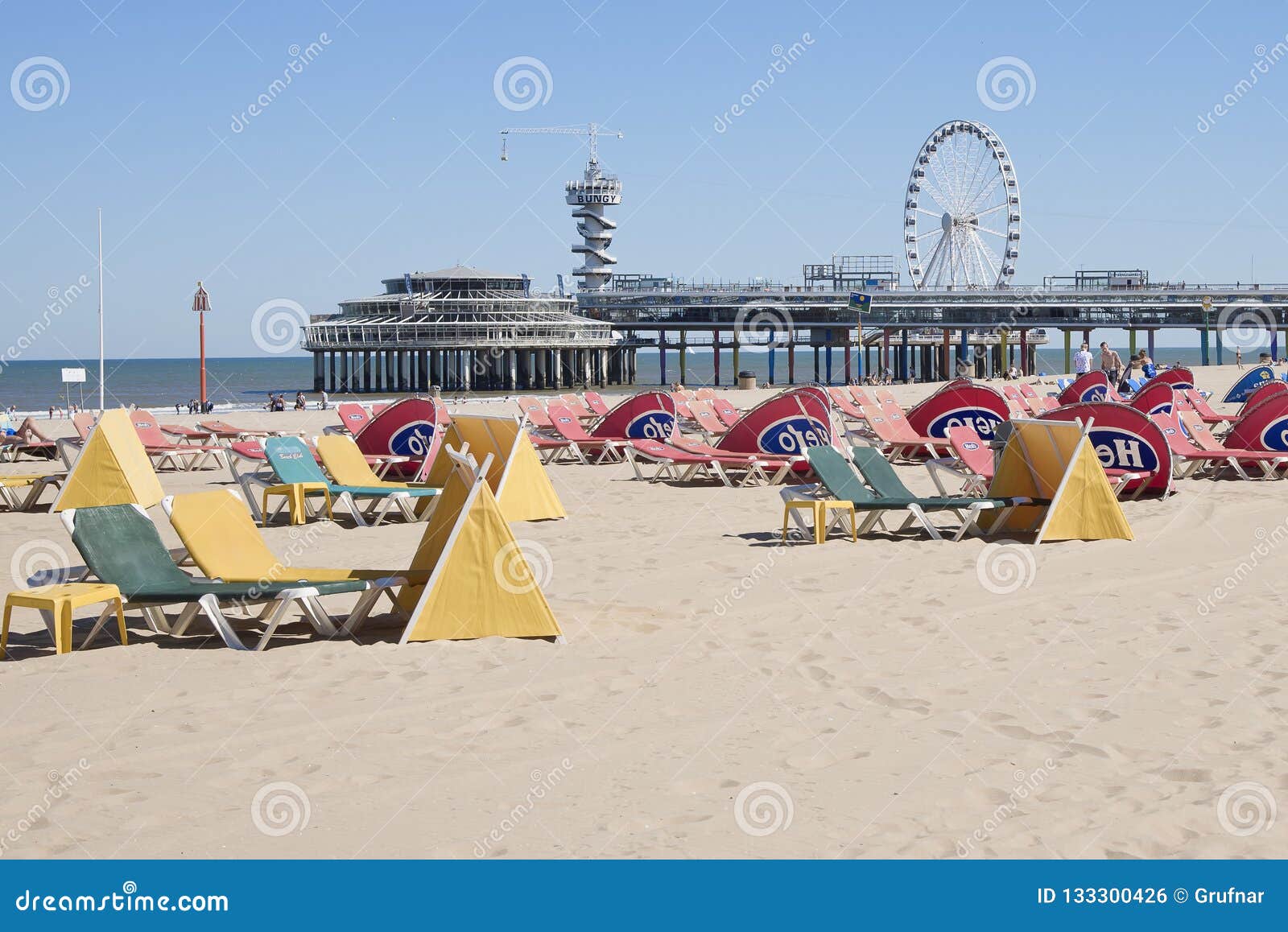Overvol Strand in Scheveningen Den Haag, Nederland Redactionele Foto ...