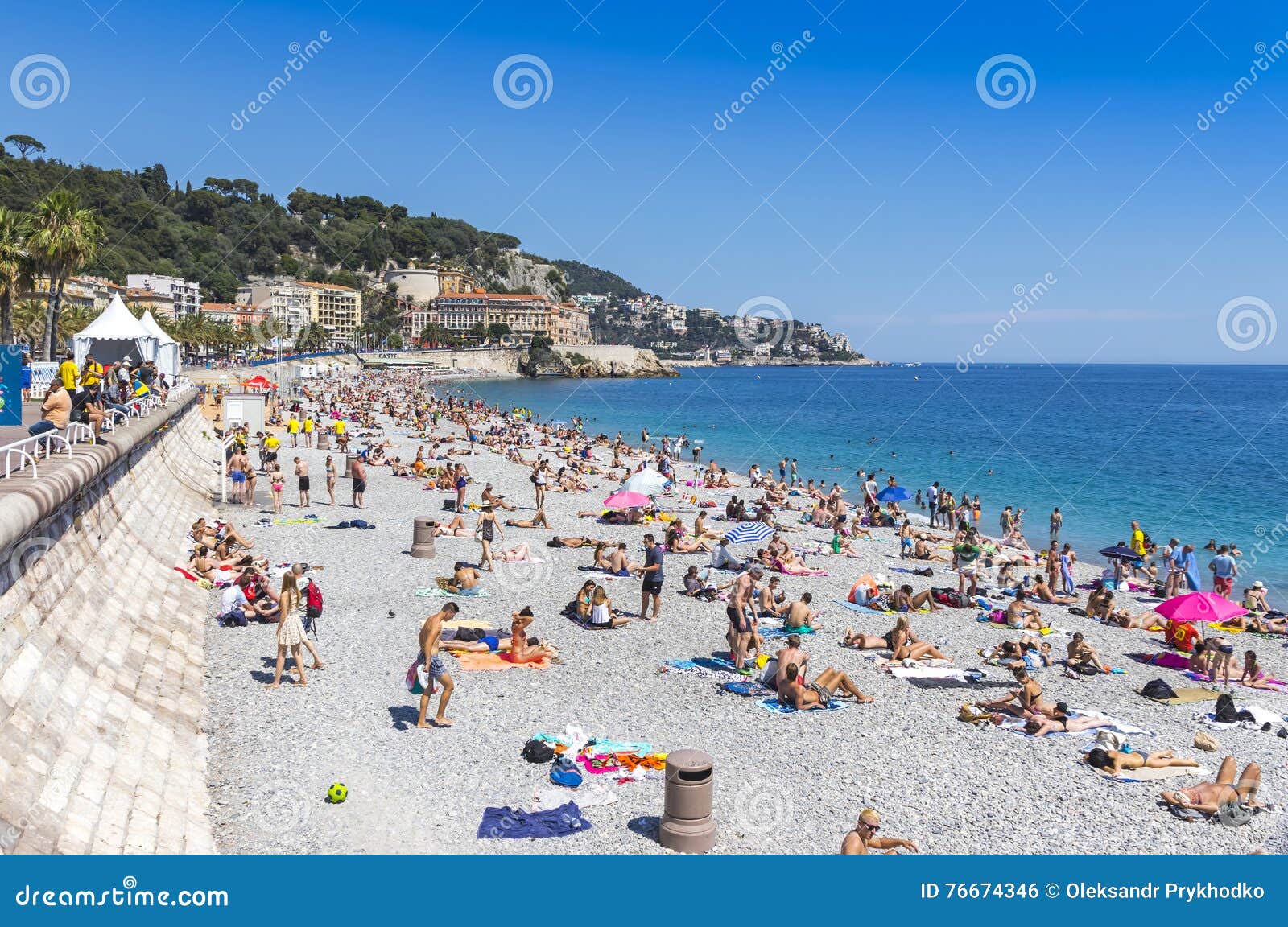 Overvol Strand in Stad Van Nice, Frankrijk Redactionele Foto - Image of ...