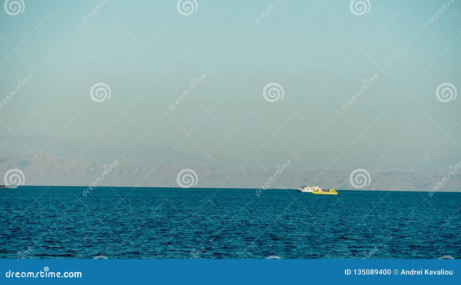 Overzeese Van Egypte Rode Schepen Op Zee Stock Foto - Image of blijft ...