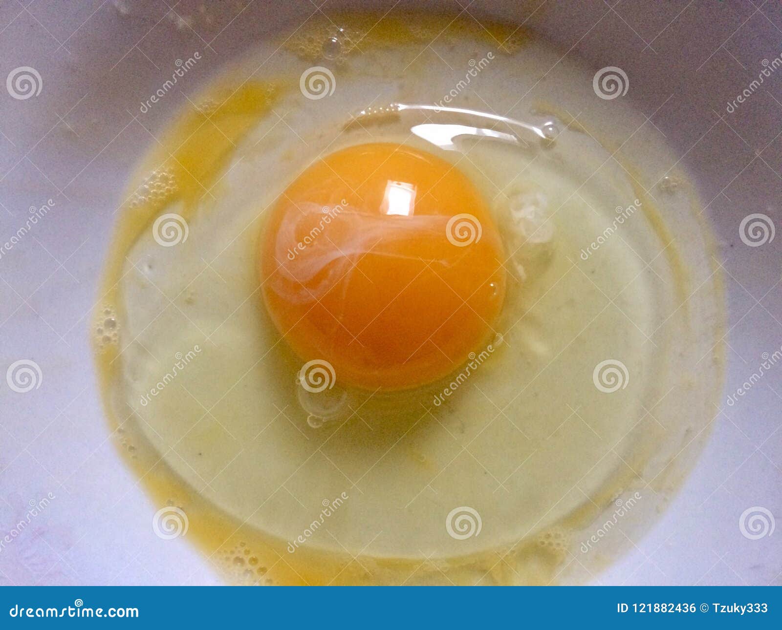 Ovo Cru Com Uma Gema Grande Em Uma Placa Foto de Stock - Imagem de ...