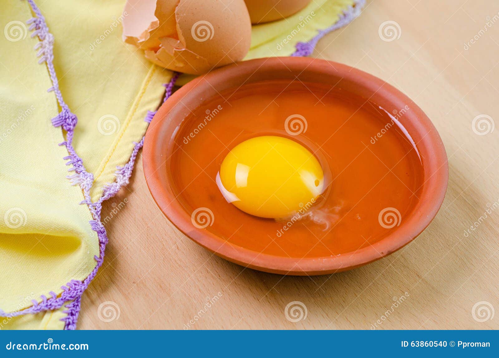 Ovo cru em um prato foto de stock. Imagem de fresco, nave - 63860540