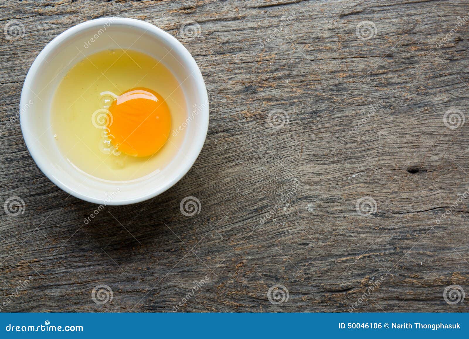 Ovo cru em uma bacia foto de stock. Imagem de madeira - 50046106