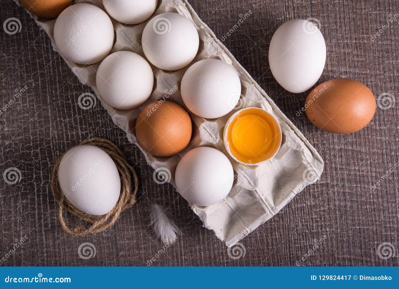 Ovo cru em uma bandeja imagem de stock. Imagem de fazenda - 129824417