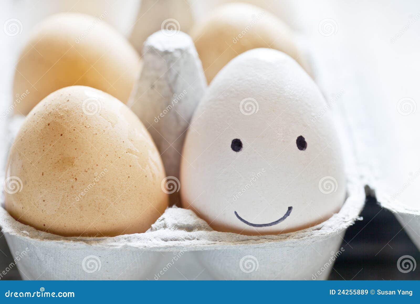 Ovo da face do smiley imagem de stock. Imagem de alimento - 24255889