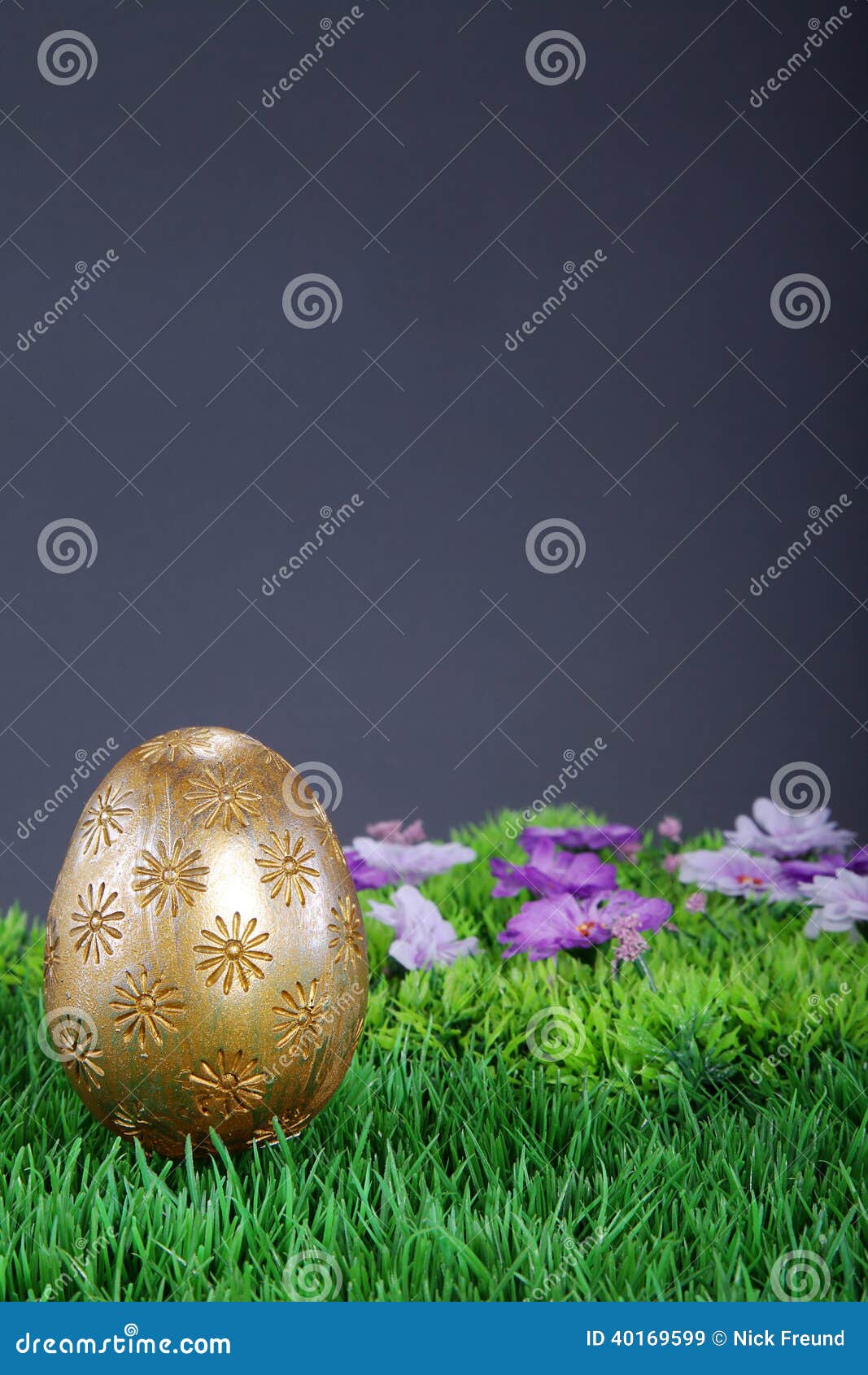 Ovo De Easter Do Ouro Na Grama Imagem de Stock - Imagem de colorido ...