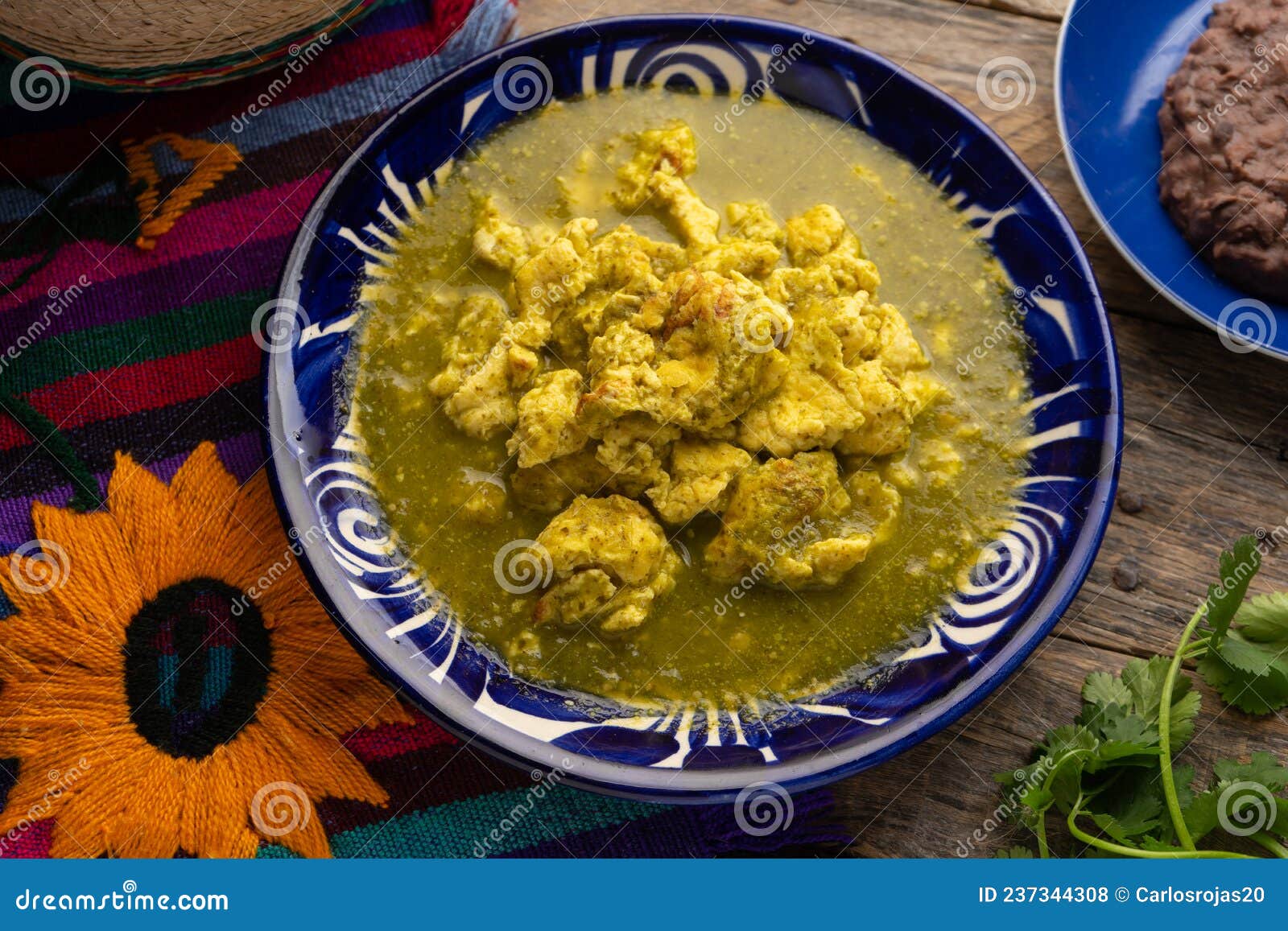 Ovo Mexido Com Molho Verde. Comida Mexicana Foto de Stock - Imagem de ...