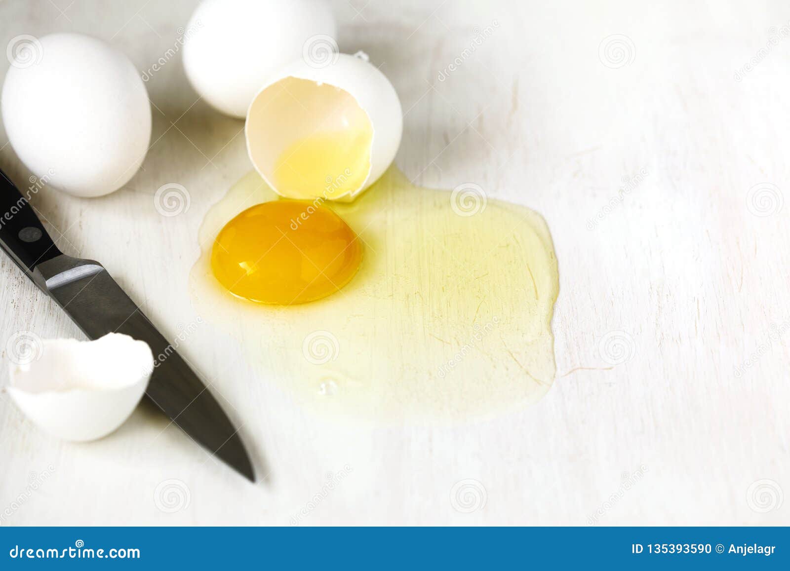 Ovo Rachado Com Shell De Ovo, Gema E Clara De Ovos No Fundo Branco Foto ...