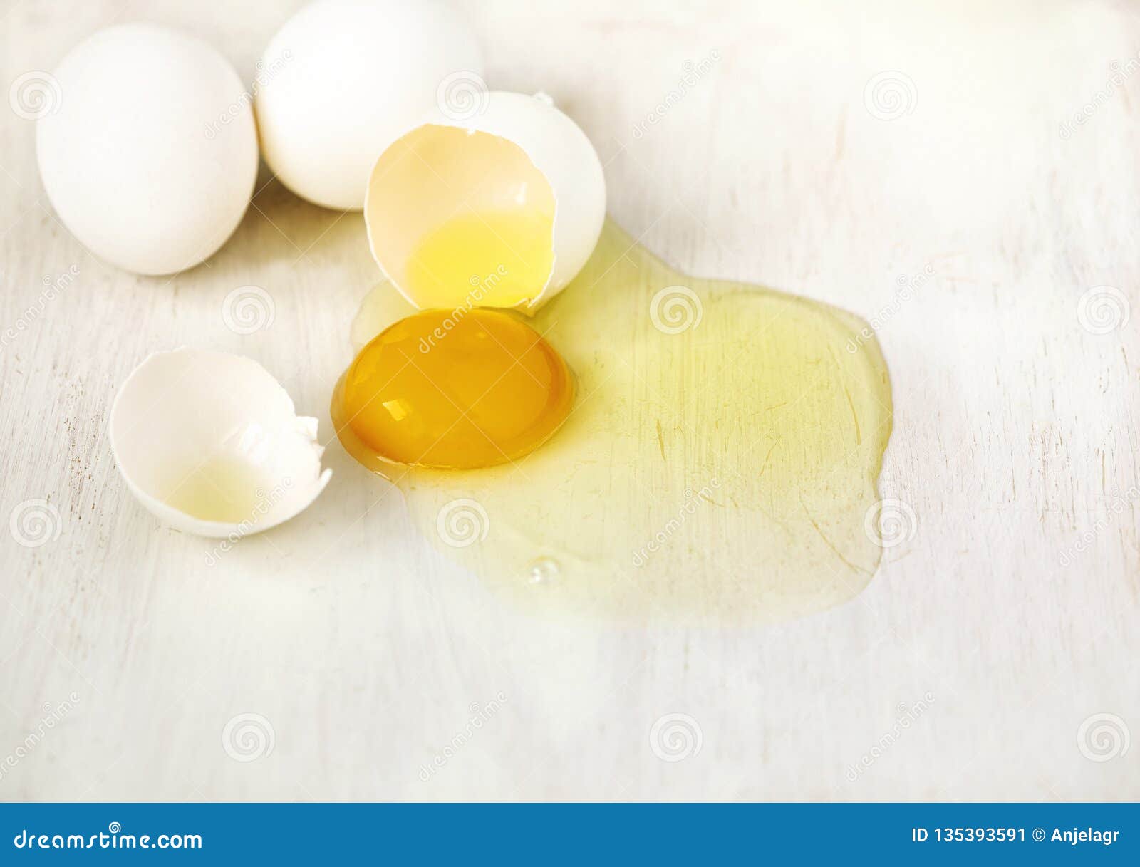 Ovo Rachado Com Shell De Ovo, Gema E Clara De Ovos No Fundo Branco ...
