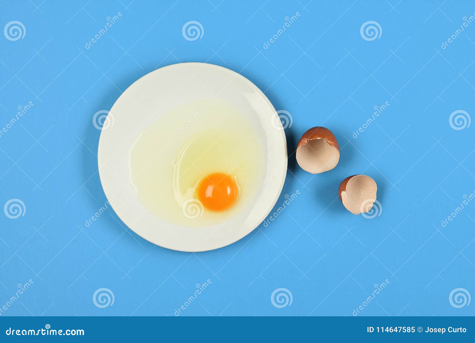 Ovo Rachado No Azul Fotos De Stock - Baixe 386 Fotos Royalty Free