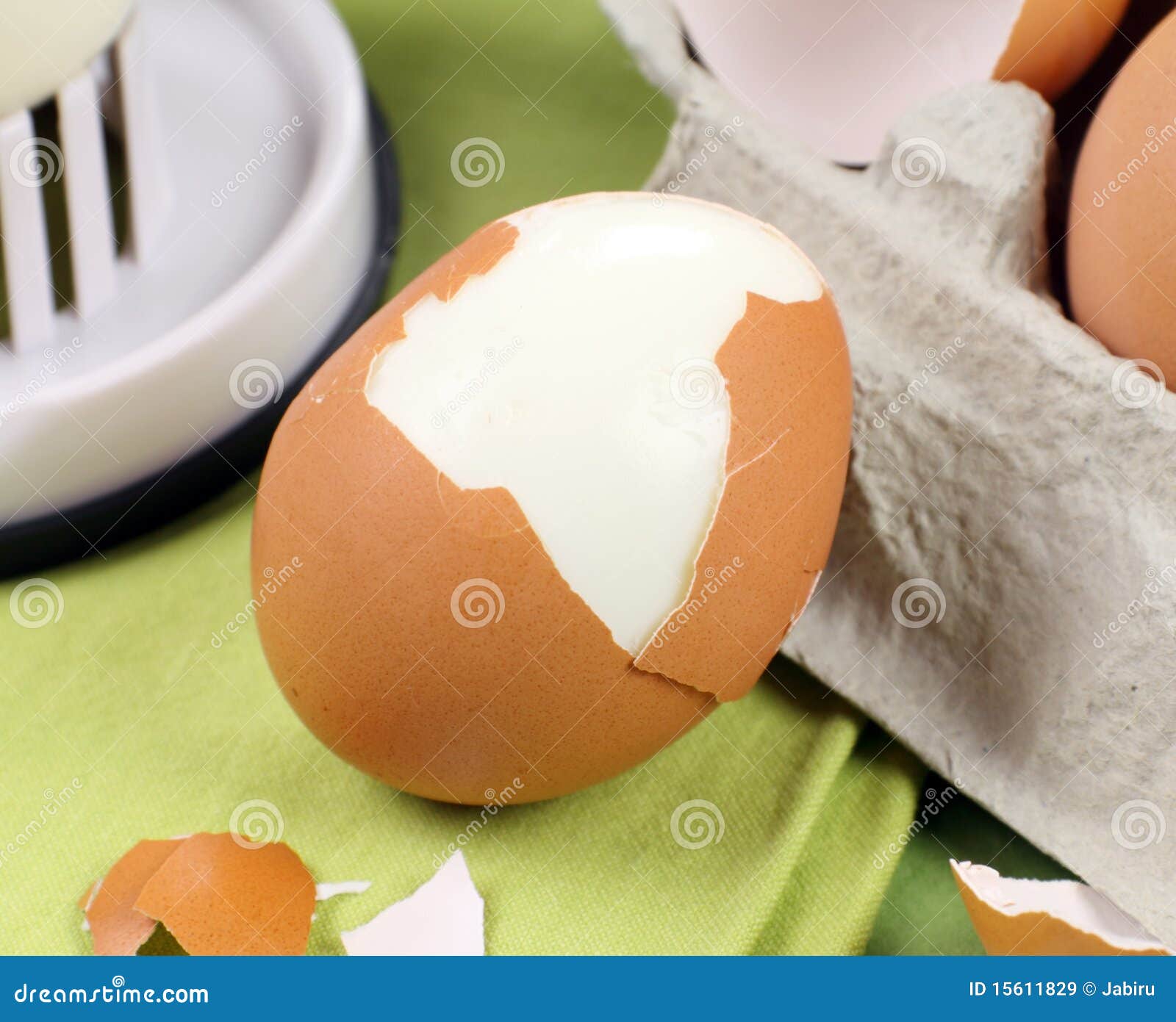 Ovo rachado simples imagem de stock. Imagem de jardim - 15611829