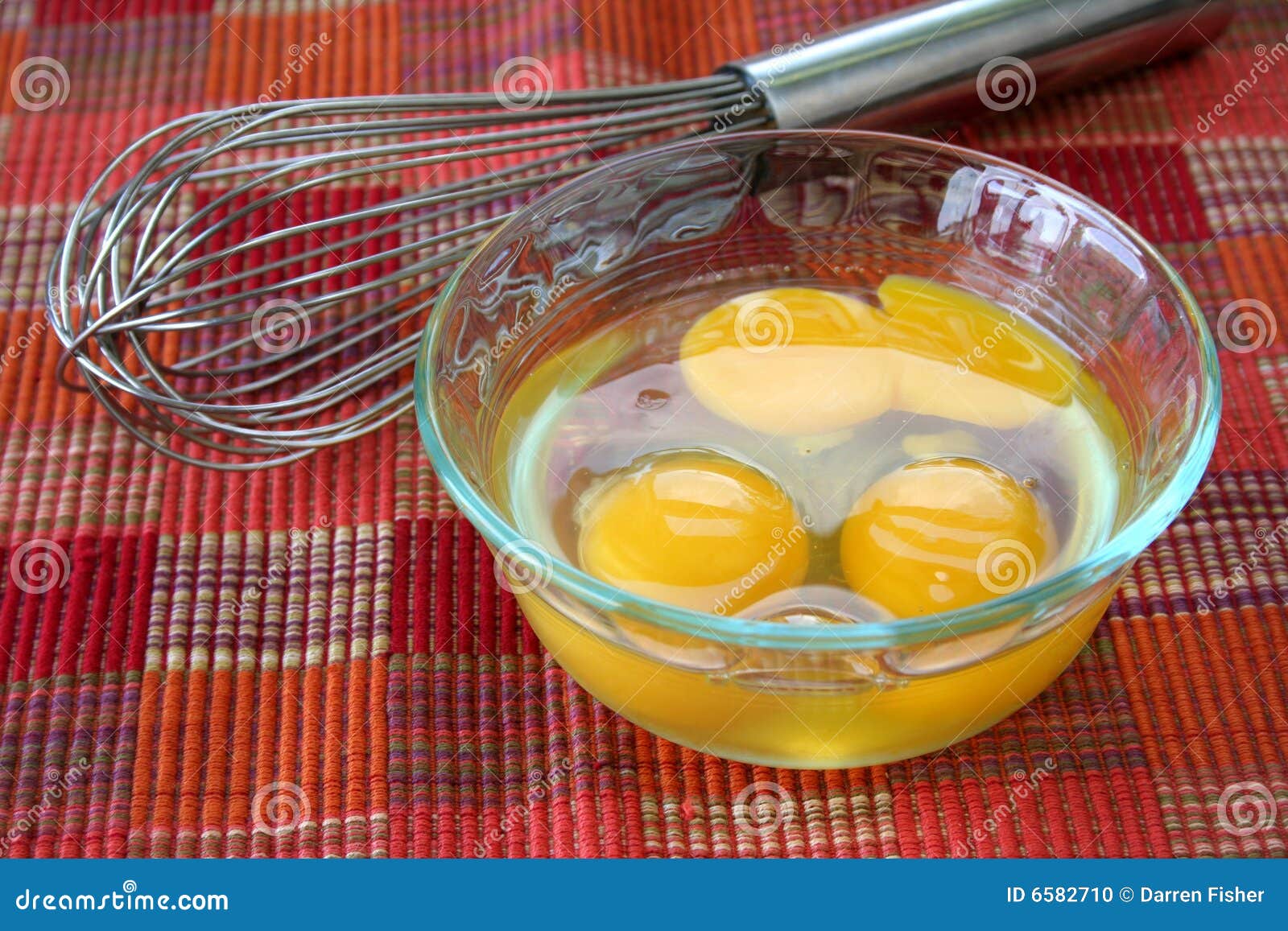 Ovos crus foto de stock. Imagem de ovos, metal, cromo - 6582710