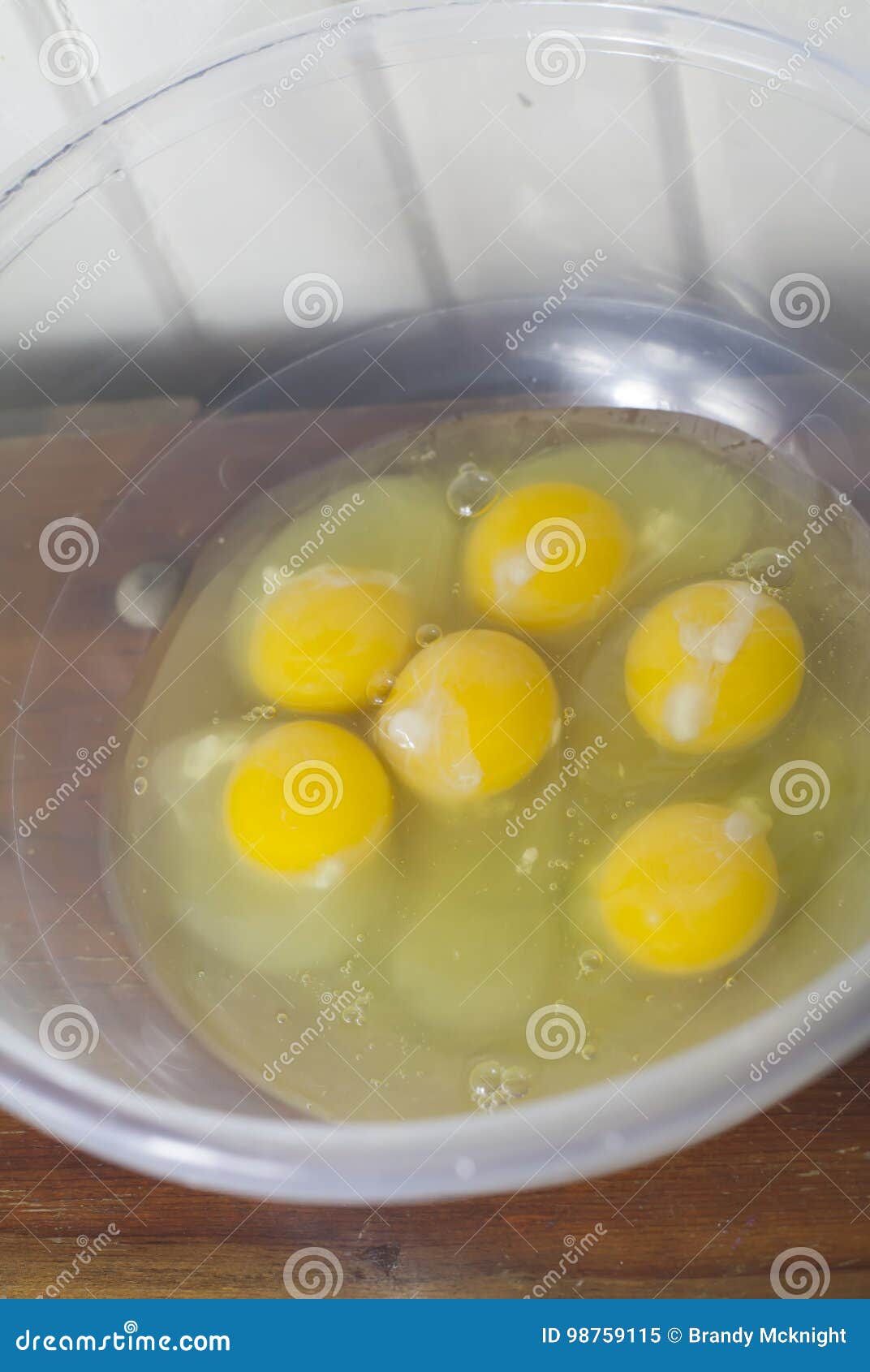 Ovos crus imagem de stock. Imagem de aves, bacia, preparar - 98759115