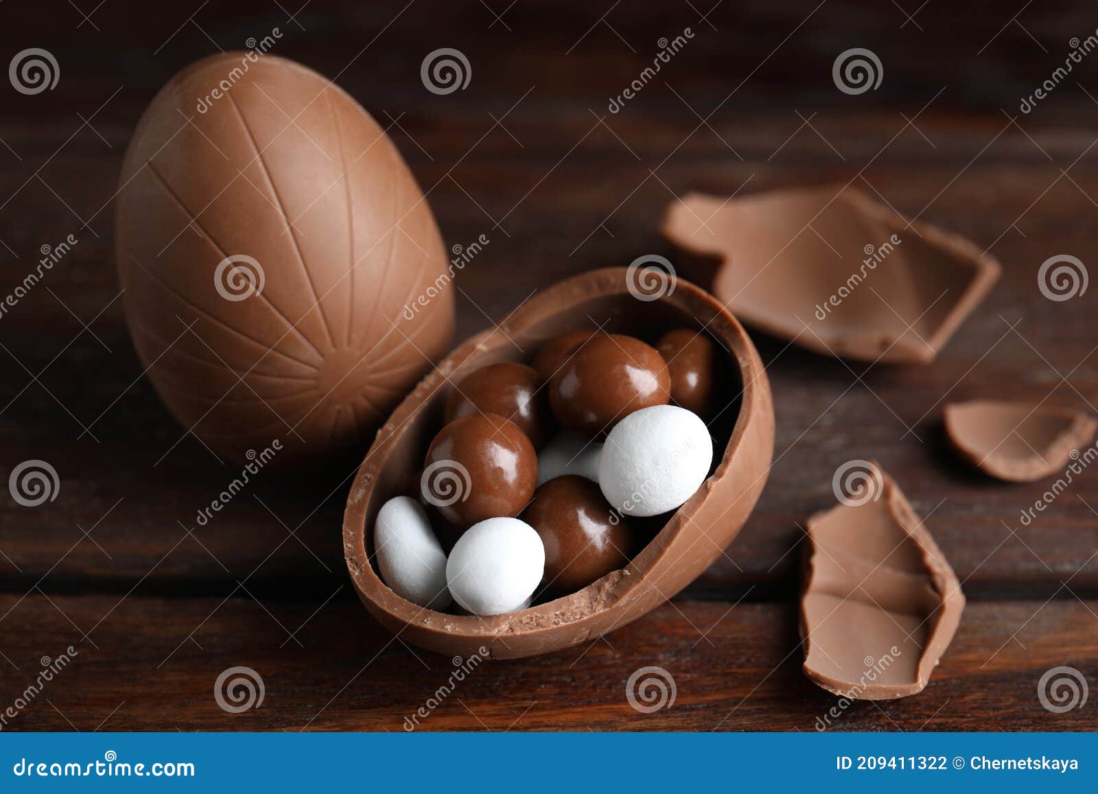 Ovos De Chocolate Inteiros E Partidos Com Doces Sobre Mesa De Madeira ...