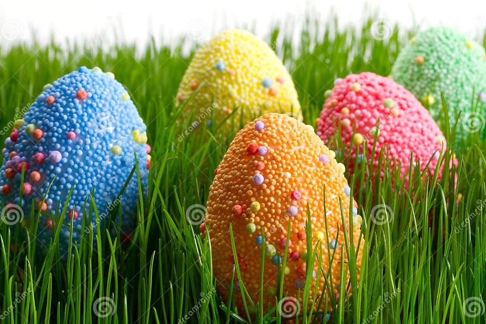 Ovos de Easter na grama foto de stock. Imagem de brilhante - 23737608