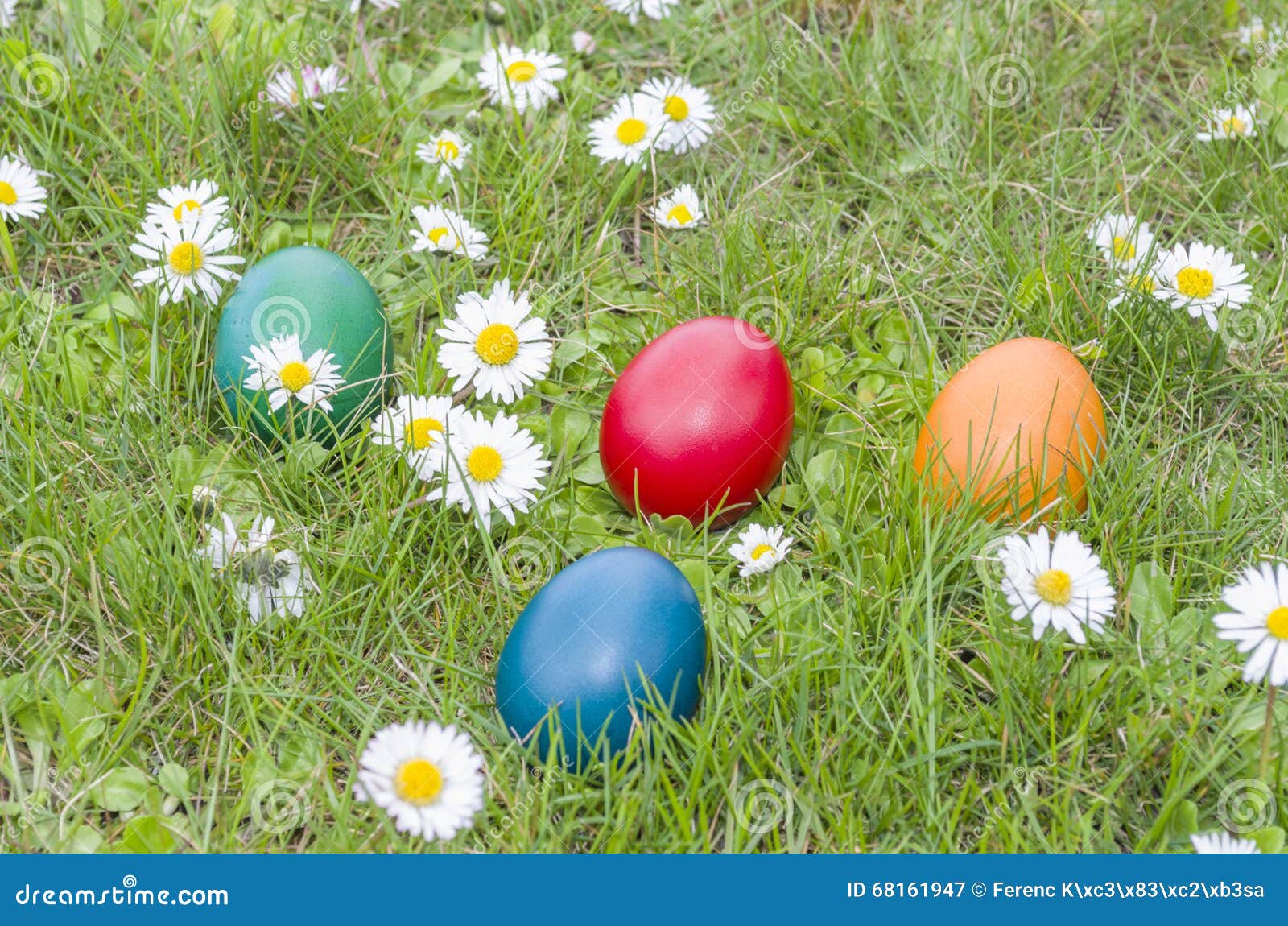 Ovos de Easter na grama imagem de stock. Imagem de prado - 68161947