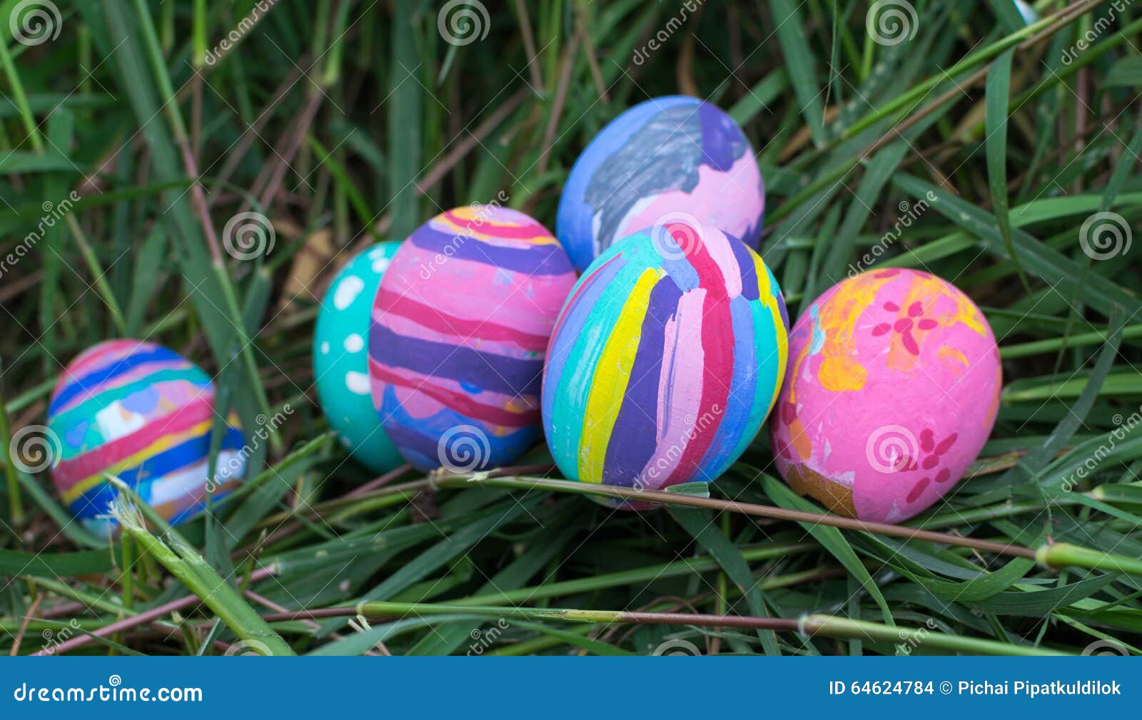 Ovos De Easter Na Grama Verde Foto de Stock - Imagem de colorido ...
