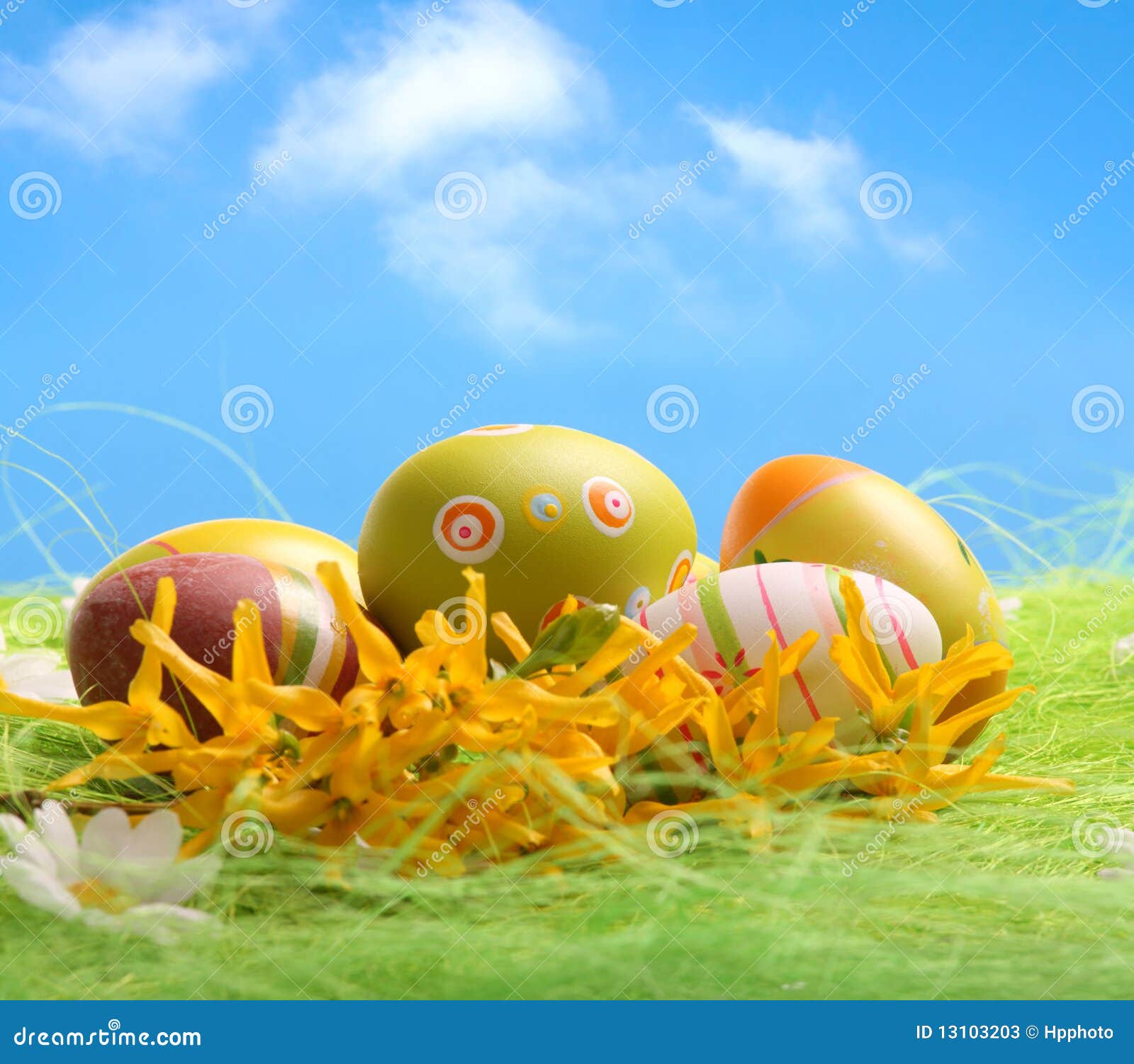 Ovos De Easter Que Sentam-se Na Grama Imagem de Stock - Imagem de ...