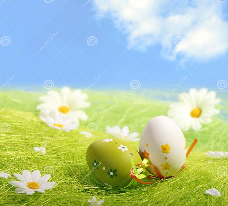 Ovos De Easter Que Sentam-se Na Grama Foto de Stock - Imagem de decorar ...