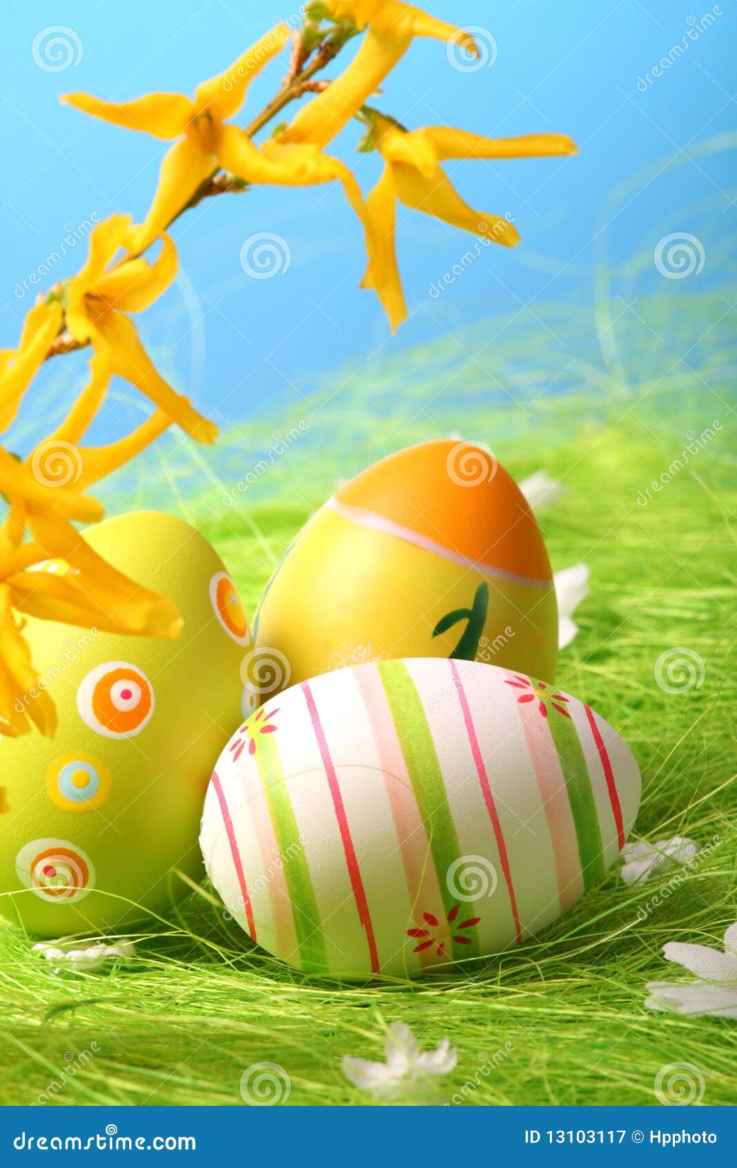 Ovos De Easter Que Sentam-se No Campo De Grama Imagem de Stock - Imagem ...