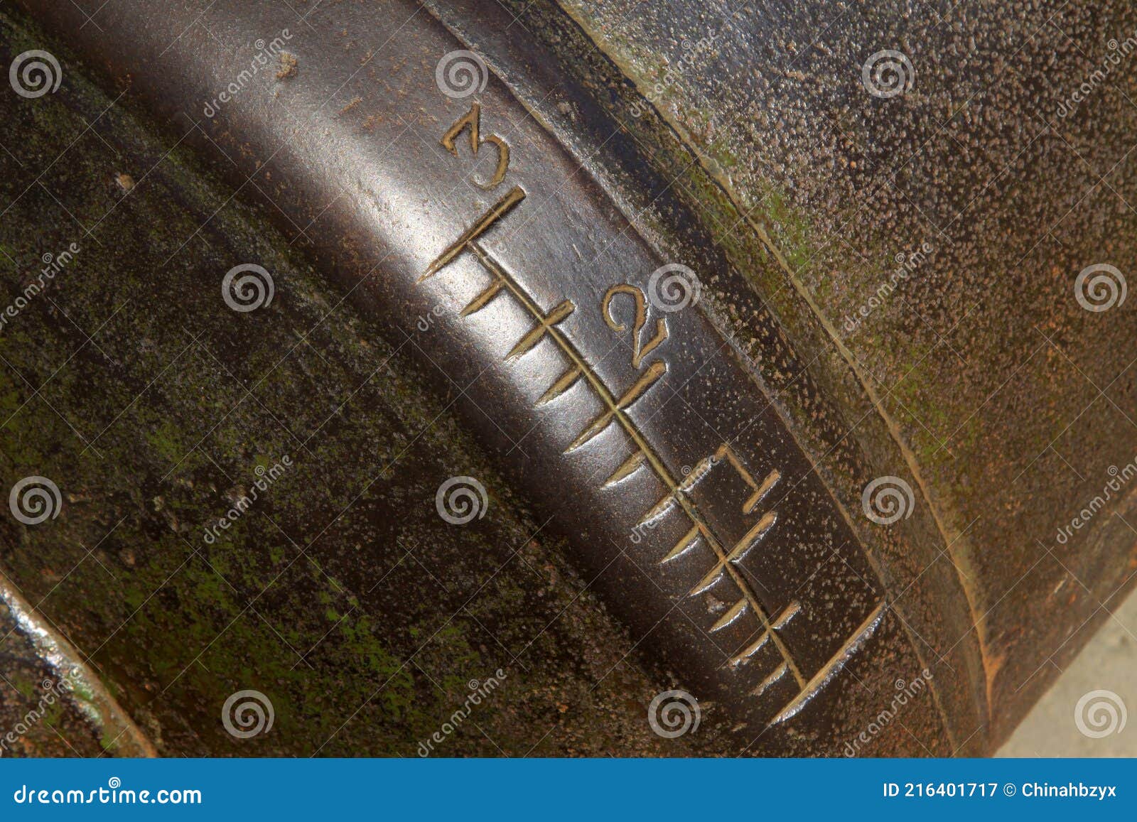 Oxidation rust metal ruler imagen de archivo. Imagen de hierro - 216401717