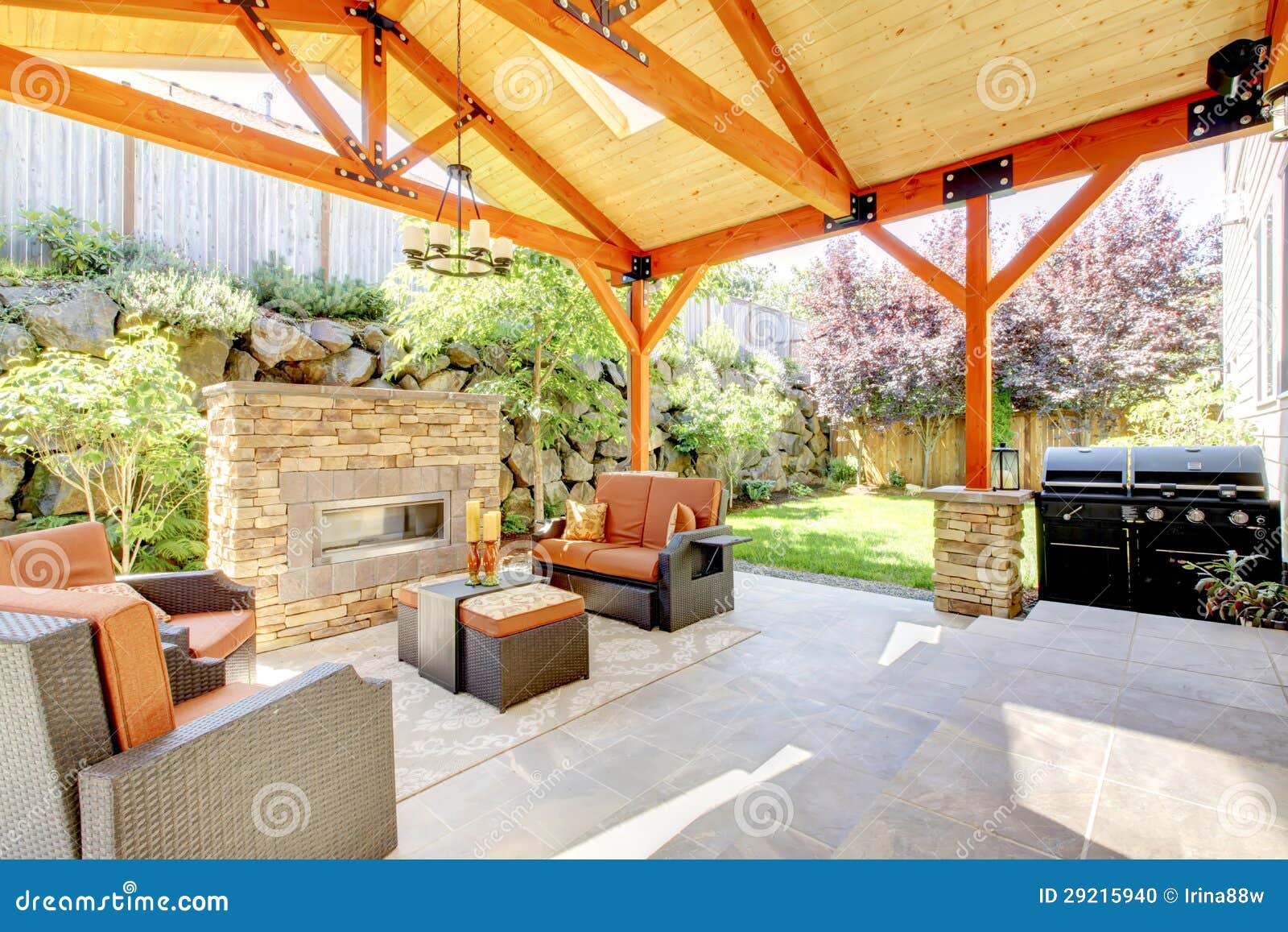 Pátio Coberto Exterior Com Chaminé E Mobília. Foto de Stock - Imagem de ...