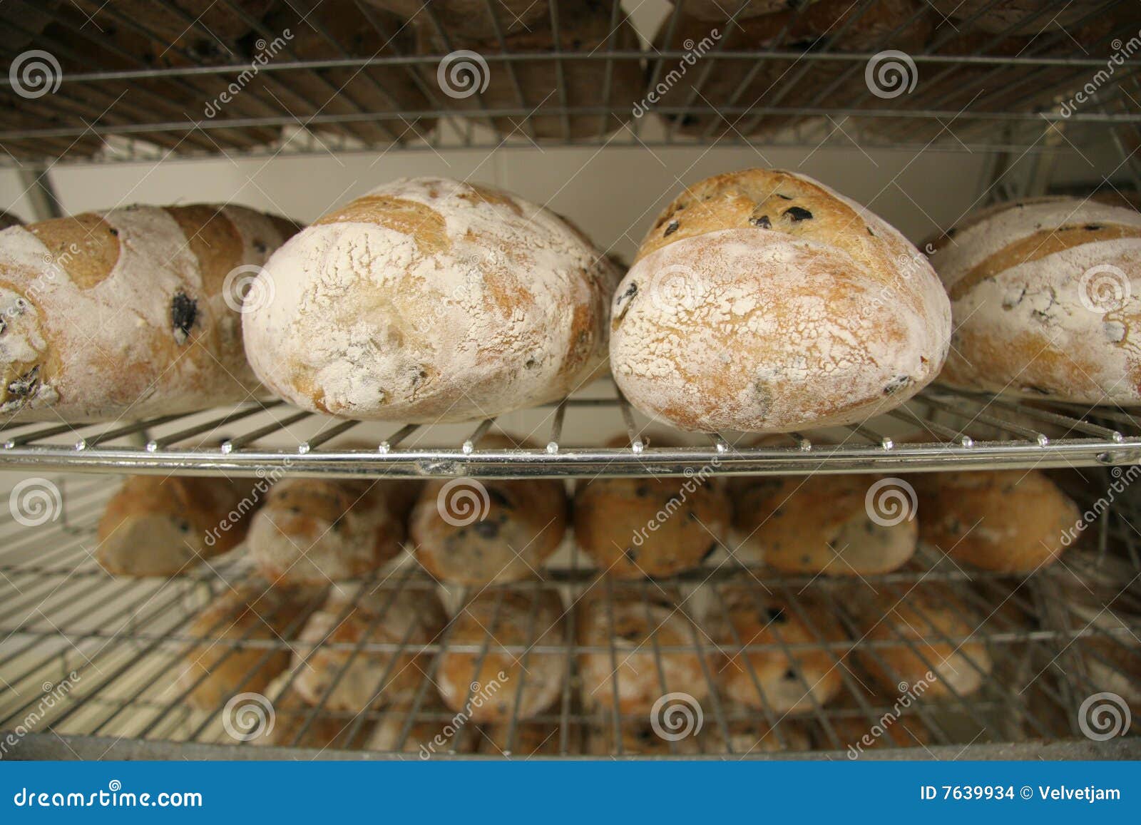 Pão duro Rolls - 2 foto de stock. Imagem de baguete, marrom - 7639934