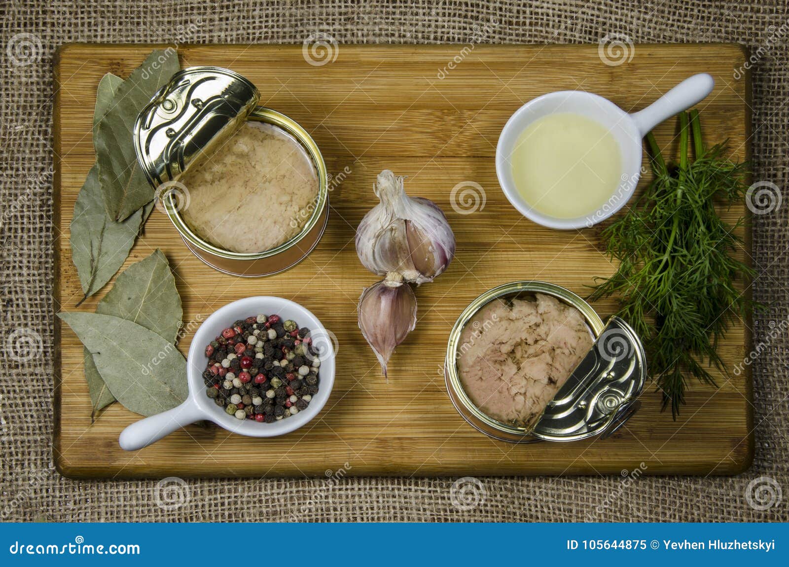 På burk tonfisk i olja fotografering för bildbyråer. Bild av tonfisk ...