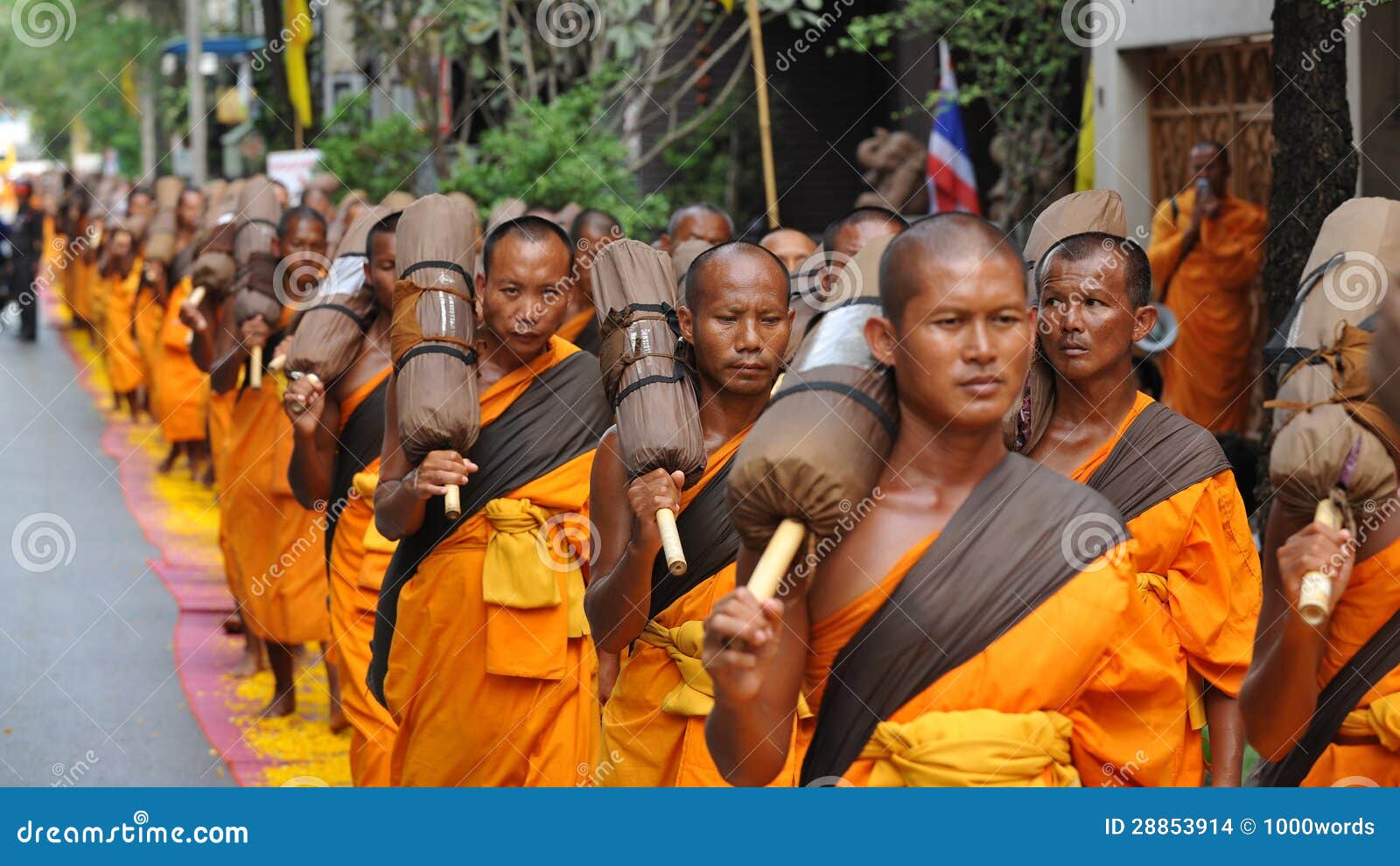 Pèlerinage bouddhiste image stock éditorial. Image du aumône - 28853914