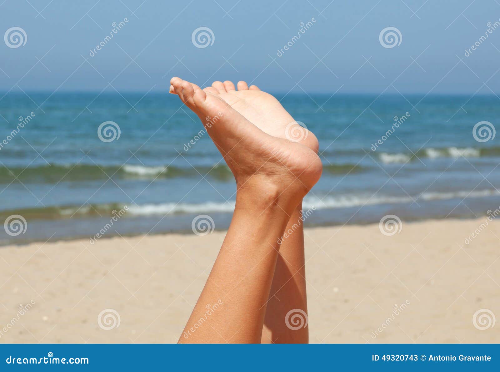 Pés Bonitos Da Mulher Na Praia Imagem de Stock - Imagem de dedo, costa ...