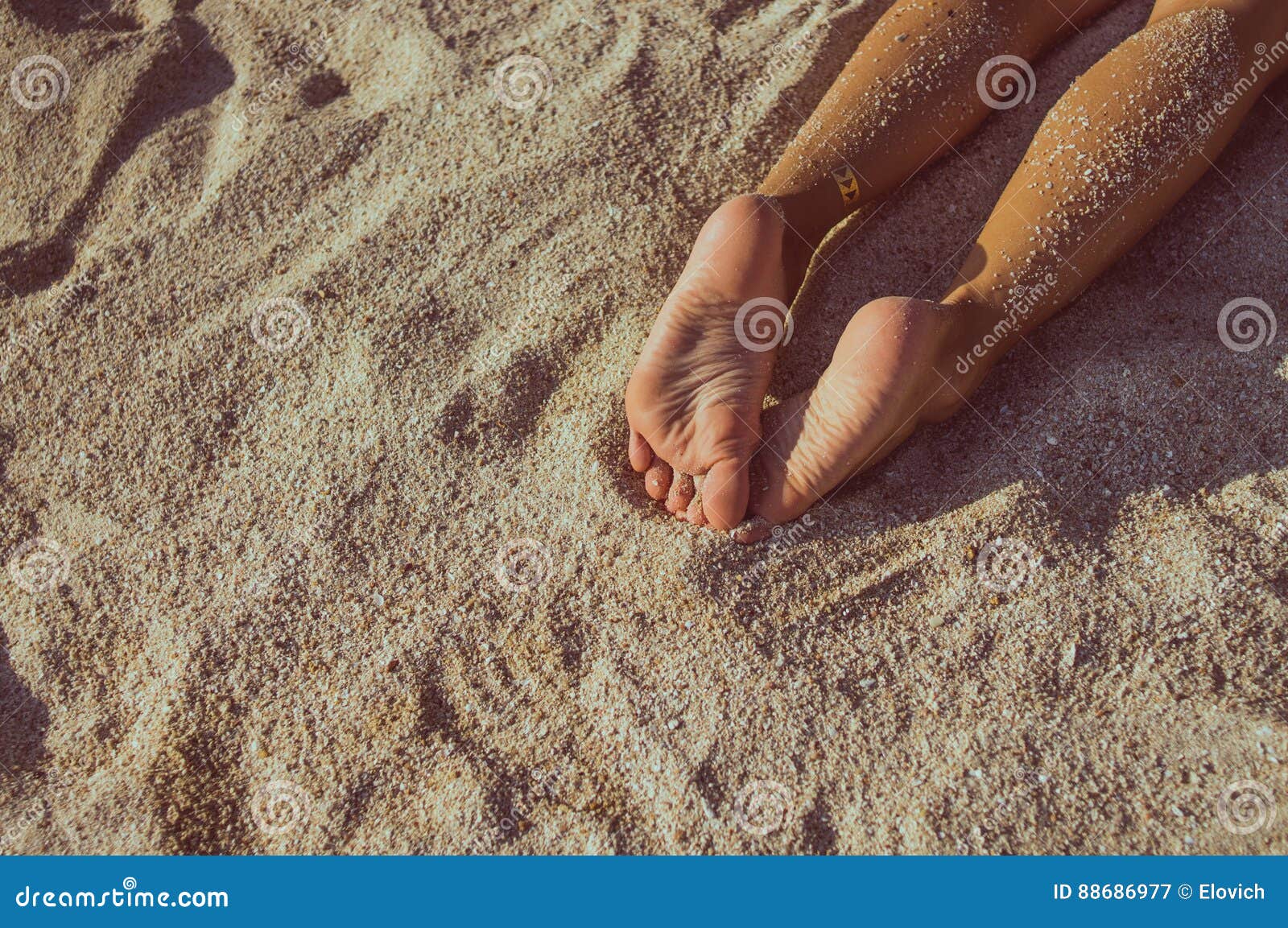 Pés Da Mulher Na Praia Da Areia Imagem de Stock - Imagem de oceano ...