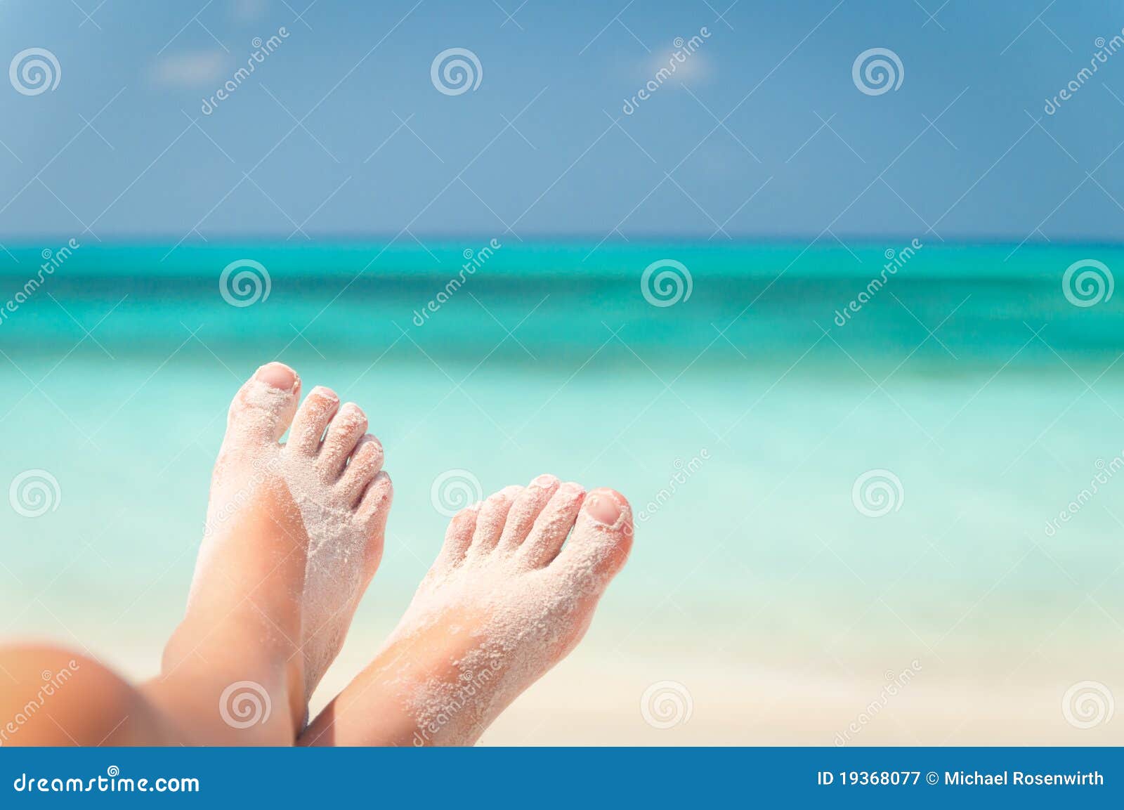 Pés de Sandy na praia imagem de stock. Imagem de turquesa - 19368077