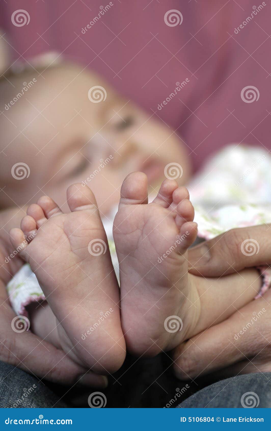 Pés do bebé foto de stock. Imagem de carregado, inocência - 5106804