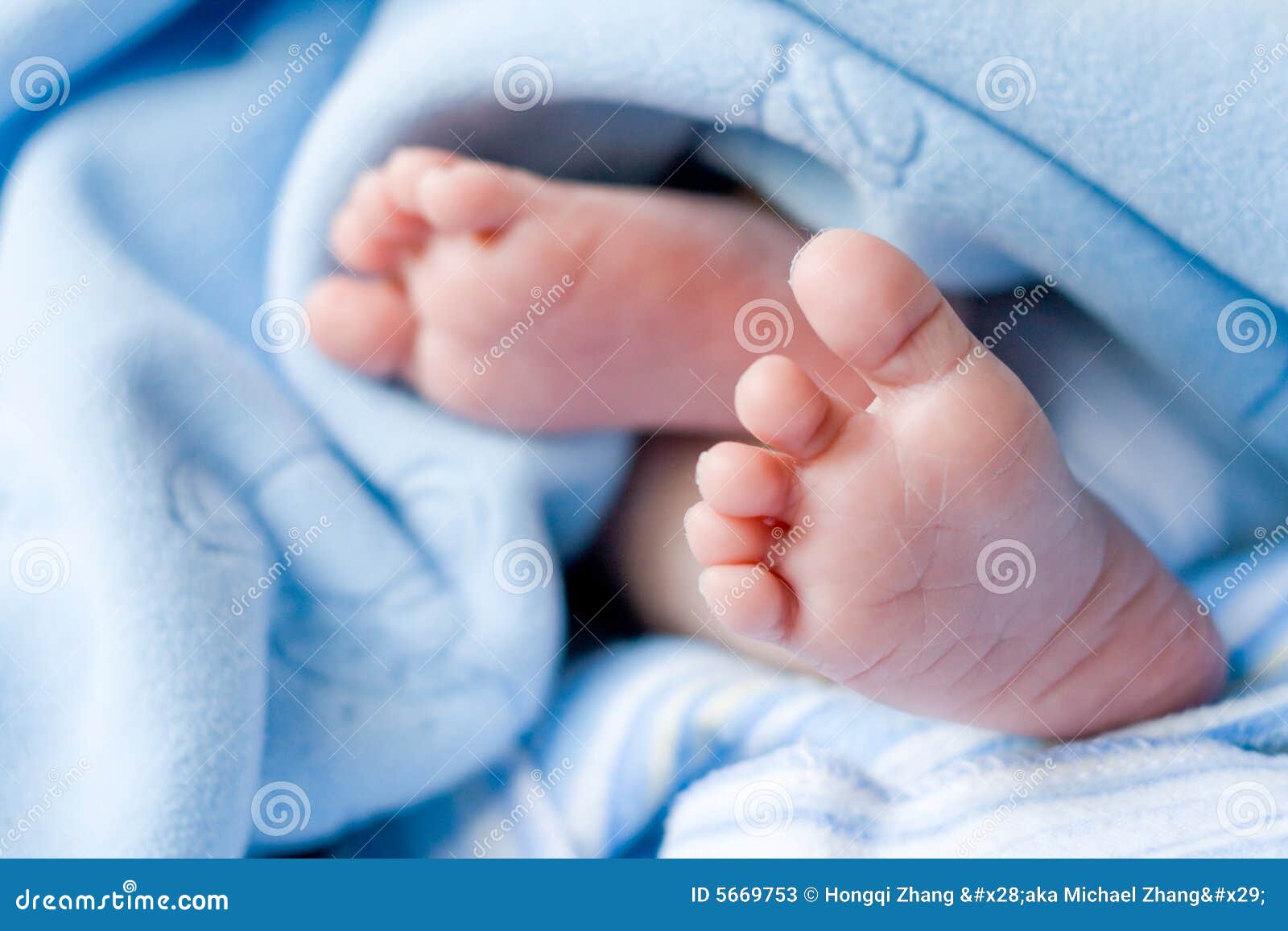 Pés do bebê imagem de stock. Imagem de bebê, azul, inocente - 5669753