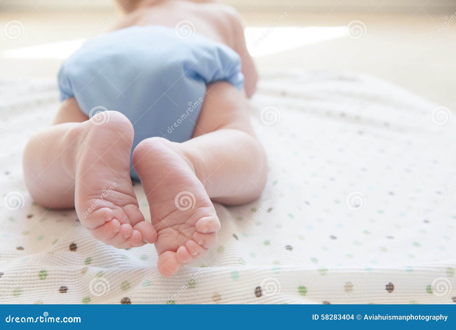 Pés do bebê foto de stock. Imagem de fundo, vida, verde - 58283404