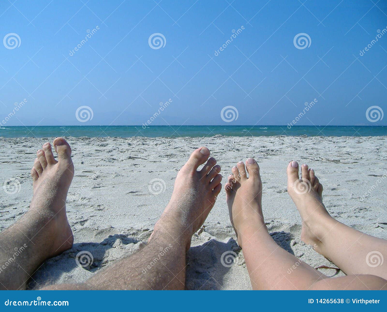 Pés em uma praia foto de stock. Imagem de descansar, férias - 14265638
