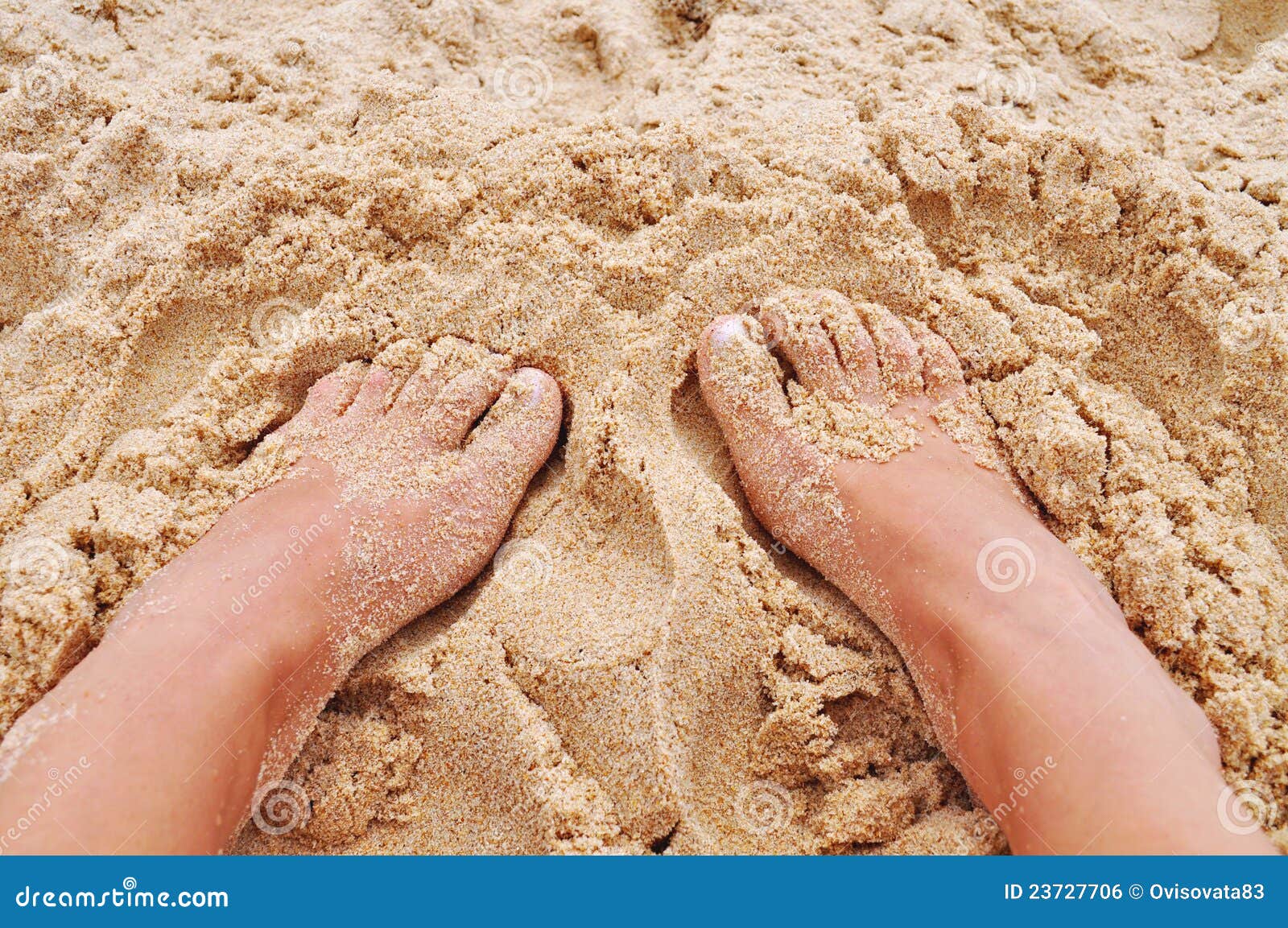 Pés na areia na praia foto de stock. Imagem de pés, relaxamento - 23727706