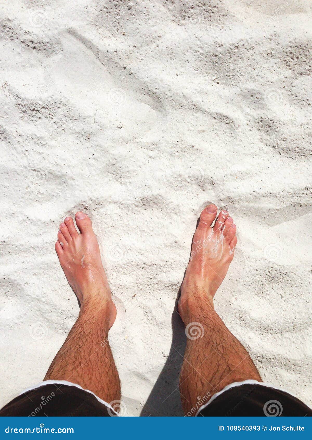 Pés na areia na praia imagem de stock. Imagem de férias - 108540393