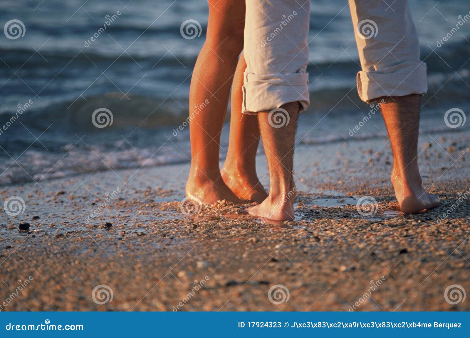 Pés na praia imagem de stock. Imagem de menina, mulher - 17924323